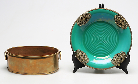 PLATO y VASO METÁLICO, 2 partes, metal y cerámica, 1900s. Cerámica y ...