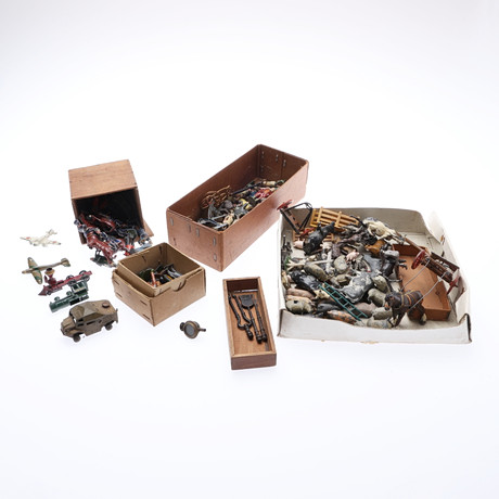 A GOOD QUANTITY OF PAINTED LEAD FARM ANIMALS, FIGURES, AND SOLDIERS ...