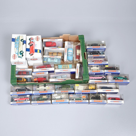 A LARGE COLLECTION OF BOXED MATCHBOX DINKY 'THE DINKY COLLECTION' (34 ...