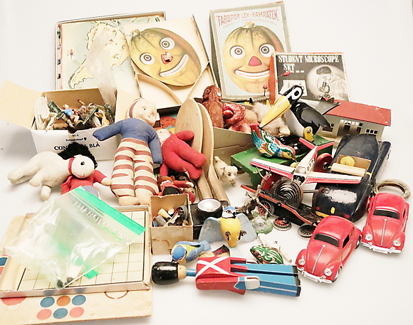 COLLECTION OF TOYS, including SAS games, tin soldiers, dolls, tin toys ...