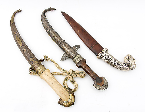 3 GAMLA DOLKAR, metalllegering. Vapen & Militaria - Blankvapen - Auctionet