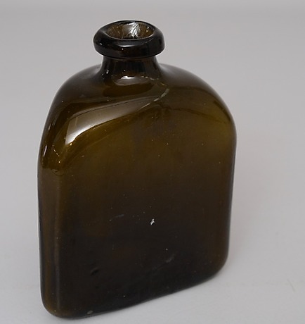 FLASKA, 1700-tal, trekantig form. Glas - Övrigt - Auctionet