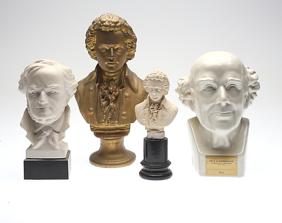 BYSTER, 4 st, gips och porslin, 1900-tal. Konst - Skulptur - Auctionet