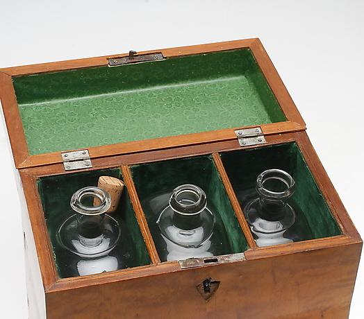 FLASKSCHATULL med FLASKOR, 1800-tal. Glas - Övrigt - Auctionet