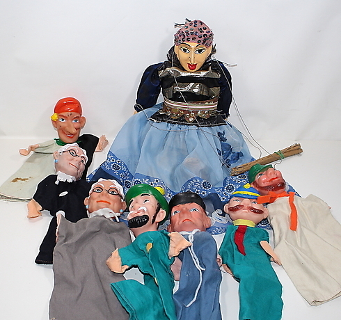 KASPERDOCKOR, 8 st, plast och tyg. Leksaker - Auctionet