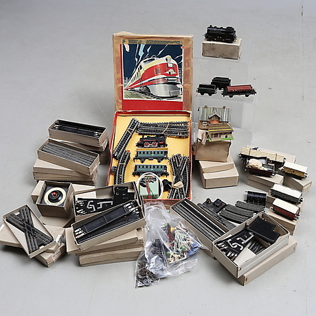 TRIX EXPRESS train set with locomotive and three carriages. Tank ...