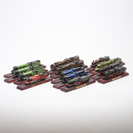 MODEL TRAIN in plastic, 23 pcs., mounted on a wooden plinth, modern ...