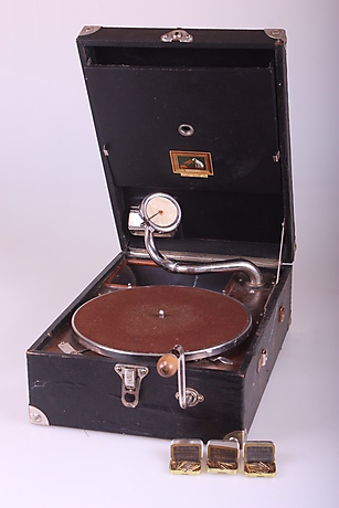 CRANK GRAMOPHONE, His Master's Voice, first half of the 20th century ...