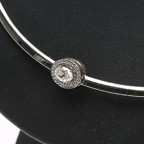 COLLIER, rött/vitt guld, 14k, vikt ca 18,6 gram. Med diamant ca 0,54 ct ...