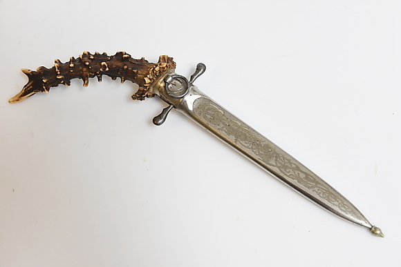 KNIFE, made by Pontus Holmberg 1876-93, engraved scabbard. Weapons ...