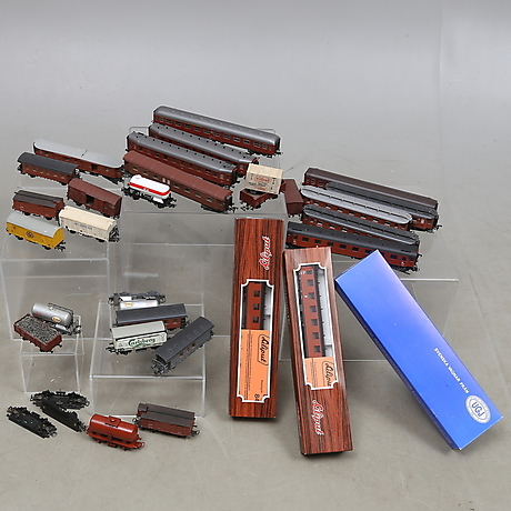 MODEL TRAIN about 28 Swedish-style carriages. Mostly Liliput and one ...