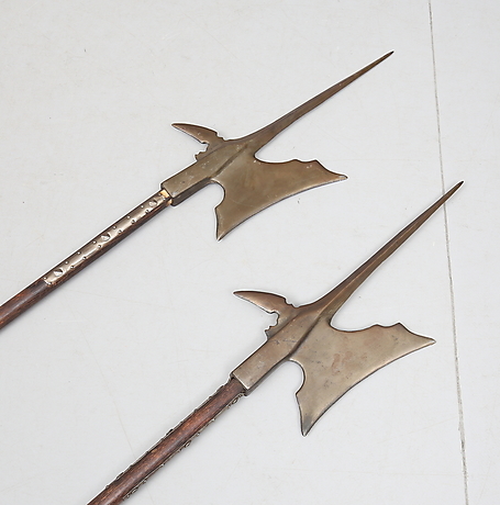 HILLEBARD, a pair. Weapons & Militaria - Edged weapons - Auctionet