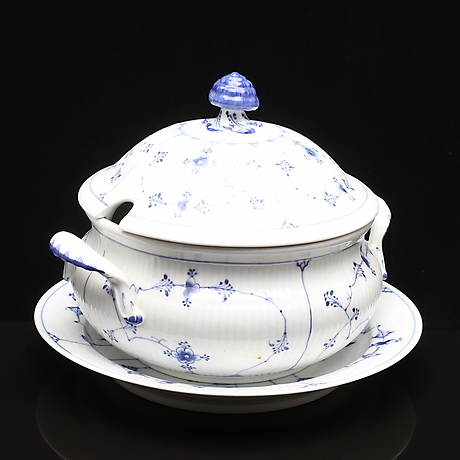 TERRINE WITH COVER AND PLATE, porcelain "Musselmalet" 1850-1884 ...
