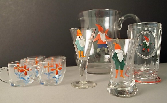 GLASPARTI, TOMTEKANNA MED GLÖGGMUGGAR, SNAPSGLAS OCH SENAPSGLAS. Glas ...