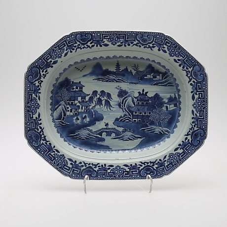 SETTING PLATE, deep and with an octagonal shape. Asiatica - Auctionet