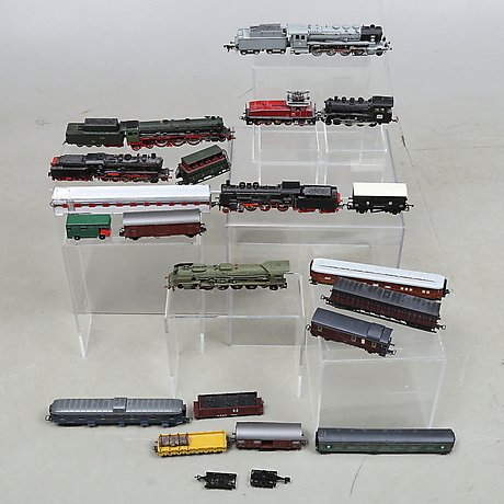 MODEL TRAIN 7 locomotives and 12 carriages. Different manufacturers ...