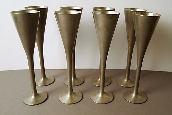 SNAPSGLAS I TENN. Silver & Metall - Tenn, Mässing & Koppar - Auctionet