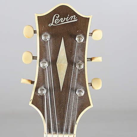 ORKESTERGITARR, Levin, 1940-tal. Övrigt - Musikinstrument - Auctionet