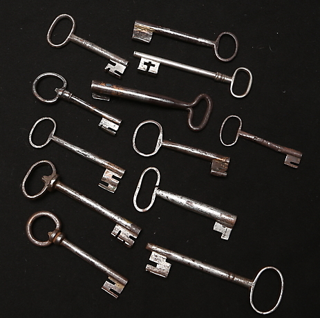 KEYS, 12 pcs., 18th century. Silver & Metals - Other metals - Auctionet