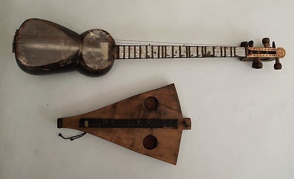 2 OLDER STRING INSTRUMENTS. Collectables - Musical instruments - Auctionet