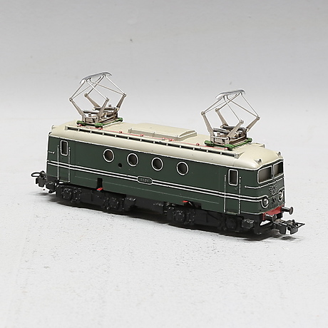 MÄRKLIN HO, Locomotive BR 10000, two passenger cars and a freight car ...