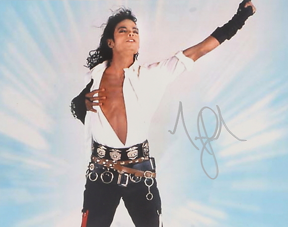 AUTOGRAPH. FINE SIGNED PHOTO OF MICHAEL JACKSON, AMERICAN MUSICIAN ...