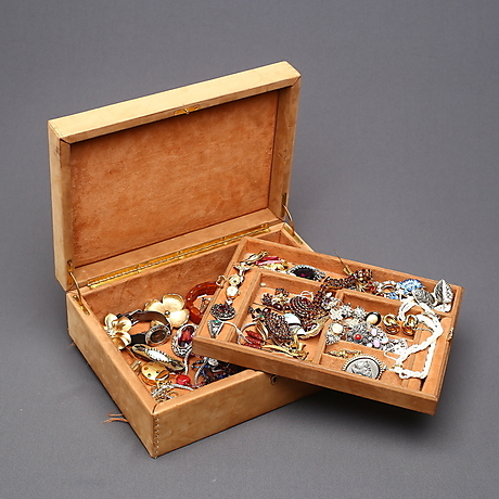 COLLECTION OF JEWELRY in a box, 1900s. Jewellery & Gemstones ...