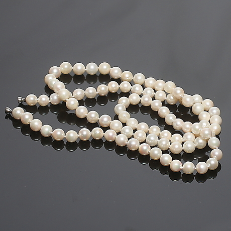 OLE LYNGGAARD. Necklace, 92 cultured pearls, Denmark, 1900s. Jewellery ...