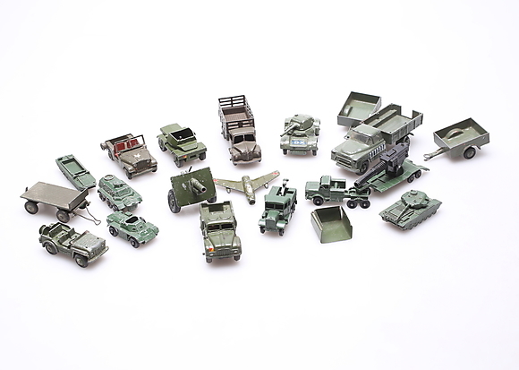 TOYS, approx. 19 pcs. sheet metal, military vehicles, i.a. Dinky Toys ...