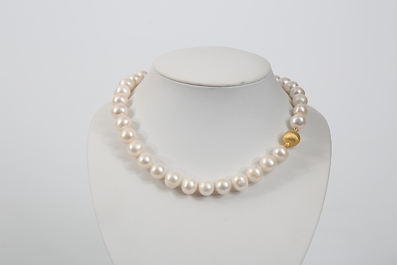 NECKLACE, white cultured freshwater pearls 10-12 mm, magnetic clasp in ...