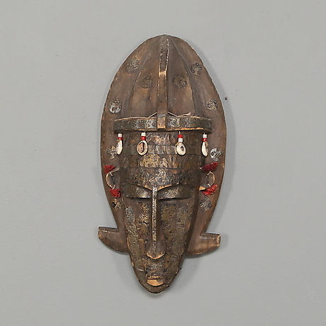 MASK, local wood, brass plate, shells, West Africa. Tribal art - Auctionet