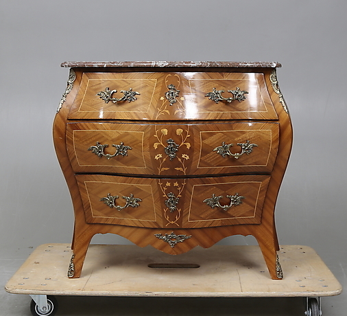 Chest of drawers, Rococo style, 20th century. Furniture - Chests of drawers - Auctionet
