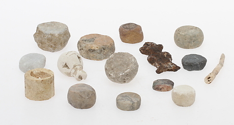 Lote ANTIKA JORDFYND, 14 piezas en arcilla, piedra, hueso y hierro ...