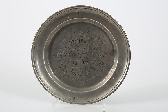 PLATO, peltre, grabado de escudo de armas, siglo XVIII. Plata y metal ...