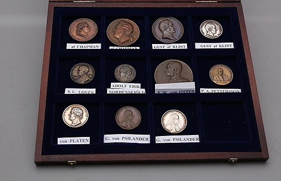 COLLECTION MEMORIAL MEDALS, 11 of which 3 in silver (41 grams). Coins ...