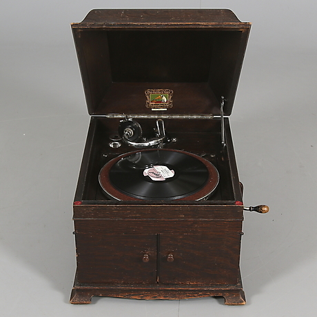 CRANK GRAMOPHONE, oak "This Masters Voice", early 20th century ...