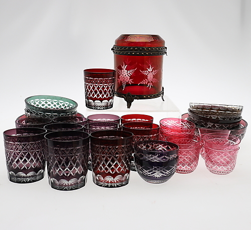 A SELECTION OF RUBY-FLASHED GLASS. Glass - Tableware - Auctionet