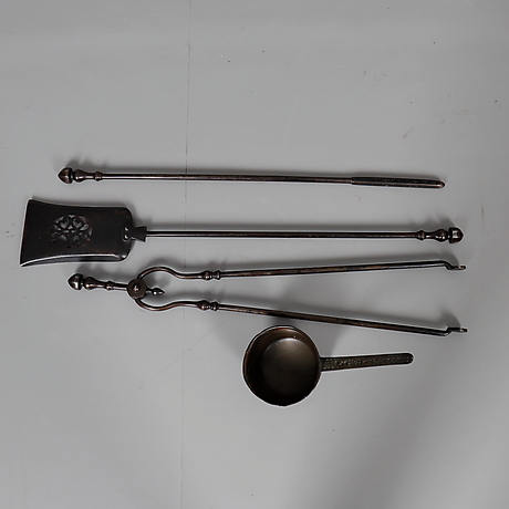 A SET OF THREE FIRE IRONS & LEAD/BRONZE SKILLET ON TRIPOD FEET ...
