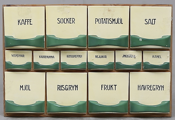 KRYDD- OCH SPECERIHYLLA, keramik och trä, 1900-talets mitt. Keramik ...