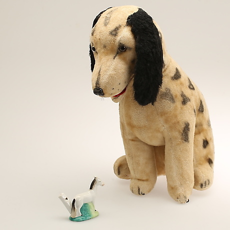 LEKSAK, hund, tyg. VISSELPIPA, porslin. Leksaker - Auctionet