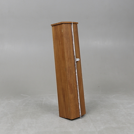 LARS MALM. "Bend Two", objeto/armario de pared, roble, fechado en 2008 ...