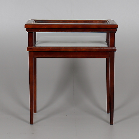 A SMALL DISPLAY TABLE. Furniture - Tables - Auctionet