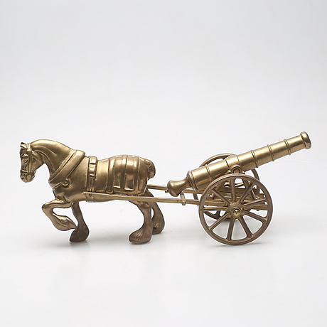 HÄST MED KANON, gulmetall, 1900-talets andra hälft. Vapen & Militaria ...