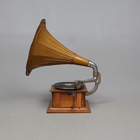 FUNNEL GRAMOPHONE, oak, early 20th century. Miscellaneous - Technica ...