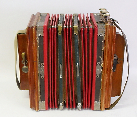 ACCORDION. Miscellaneous - Musical instruments - Auctionet
