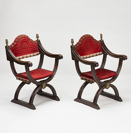 Par ”jamuga” fåtöljer i valnöt och röd sammet klädsel, från slutet av ...