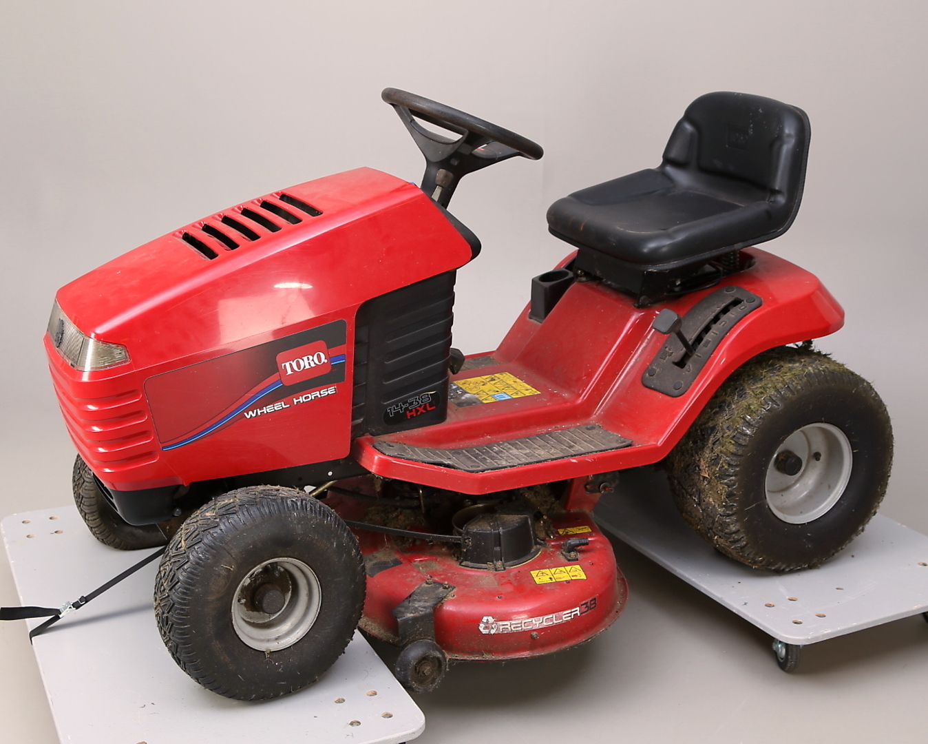 Images for 327446. ÅKGRÄSKLIPPARE Toro, Wheel Horse, 14-38 HXL. - Auctionet