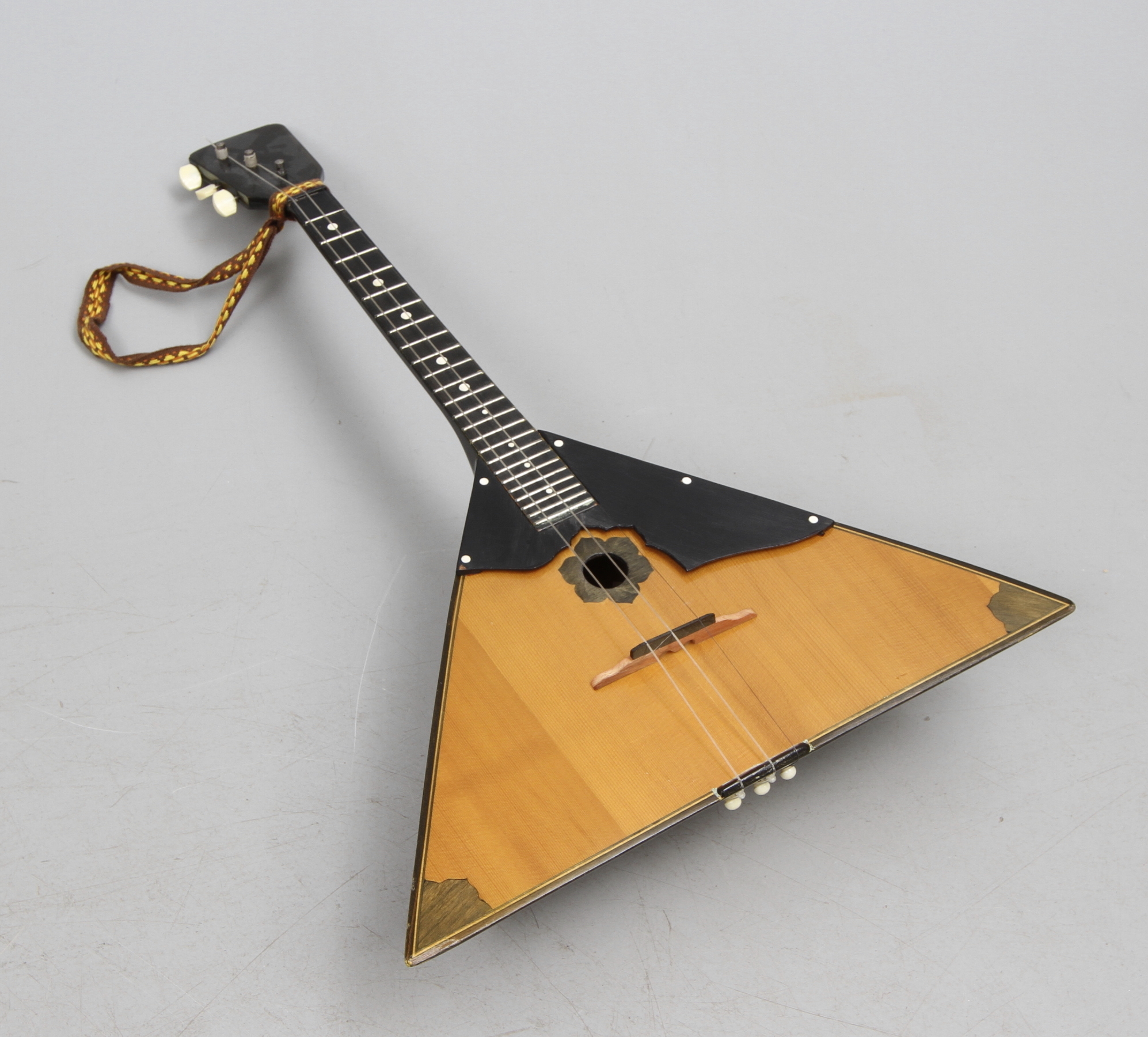 BALALAJKA, Ryssland, 1900-tal. Samlarföremål - Musikinstrument - Auctionet
