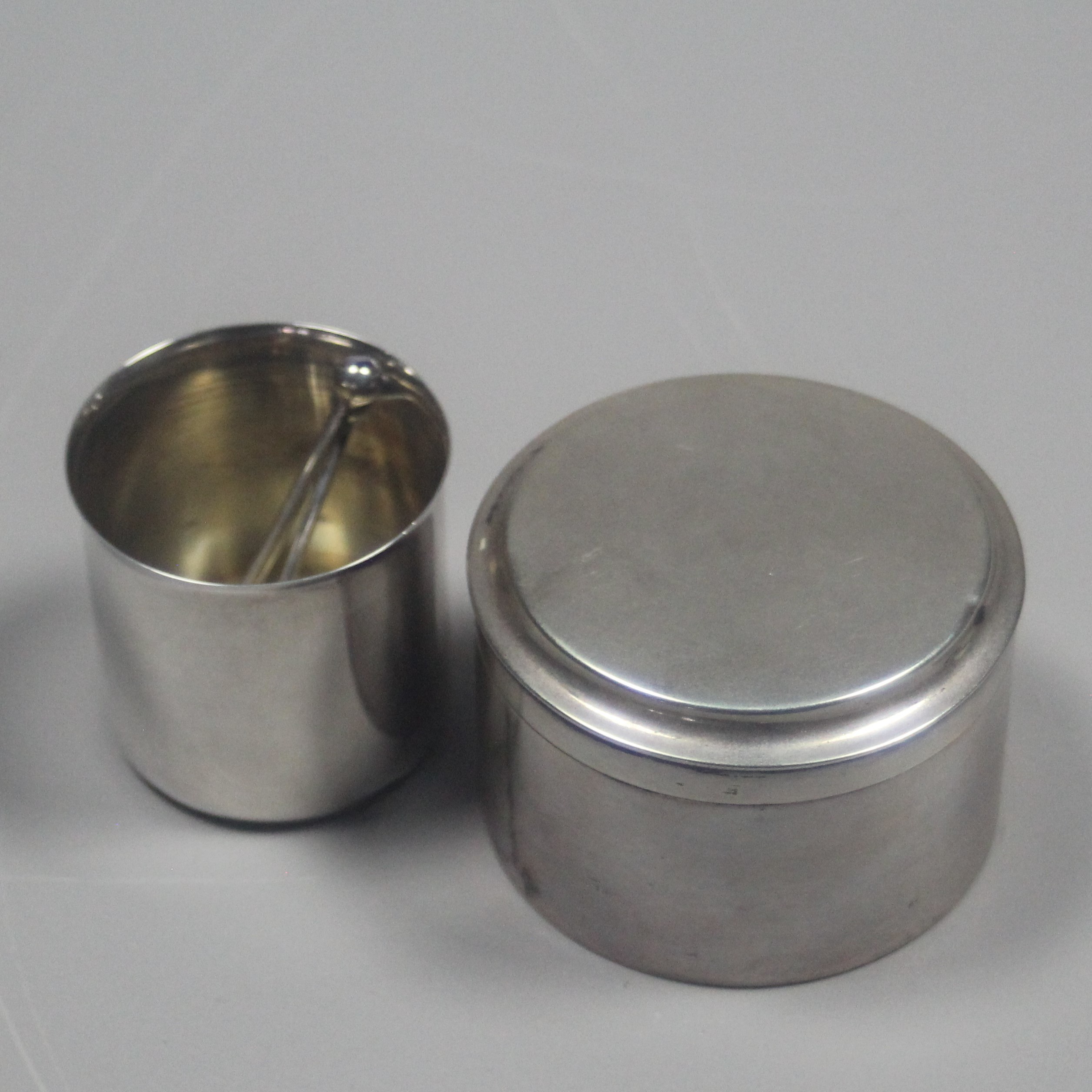 Bilder för 1078366. ASK med lock, BÄGARE samt 2 miniatyrslevar. - Auctionet