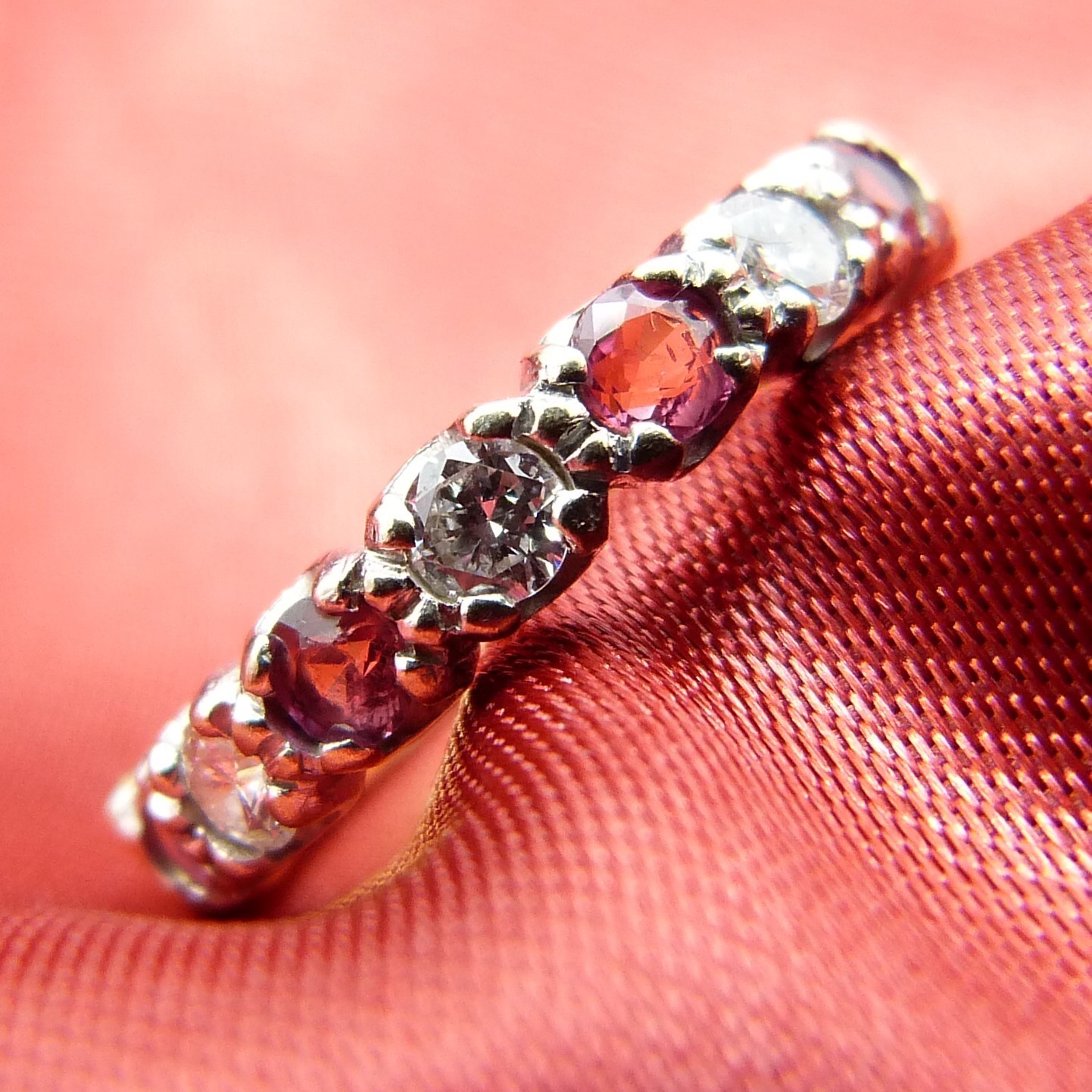 7-STEN RUBIN & DIAMANTRING. Smycken & Ädelstenar - Ringar - Auctionet